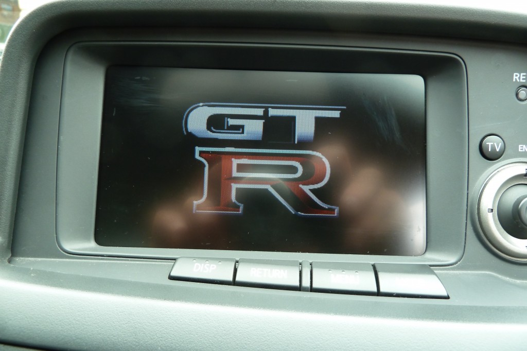 Replacing a faulty MFD screen on the R34 GT-R | Wardiz